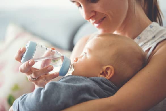 Babywasser: Was ist das eigentlich – und braucht Ihr Baby das wirklich ...